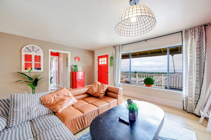 The Red Edit W/ac | Scarlet Retreat, Deck & Views - San Leandro, CA