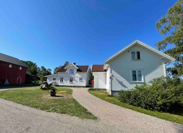 Stort Bryggerhus Nær Sjøen På ØStre Nes. - Norway