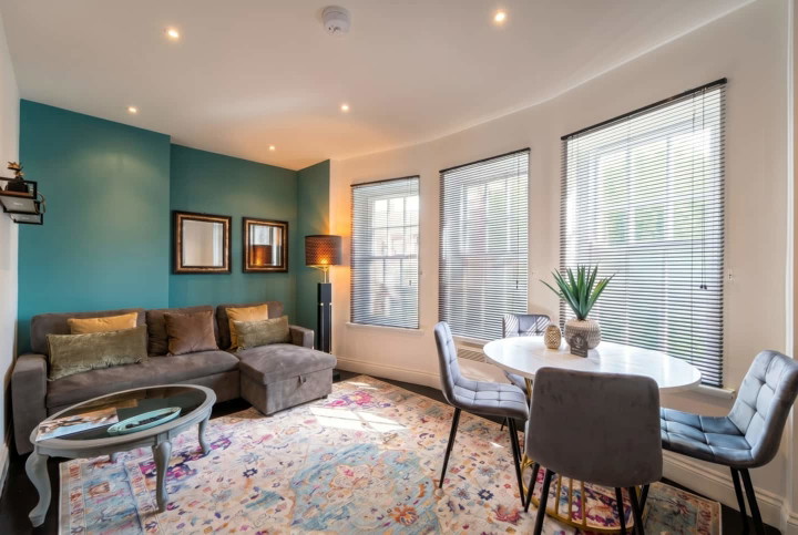 Golders Green Flat With Two Showers, Sleeps 4 - London