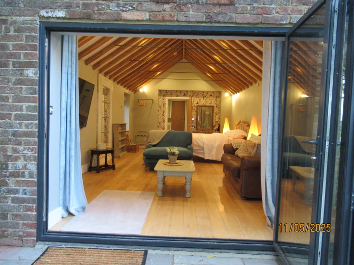 Chic Countryside Garden Room & Hard Tennis Court - Battle