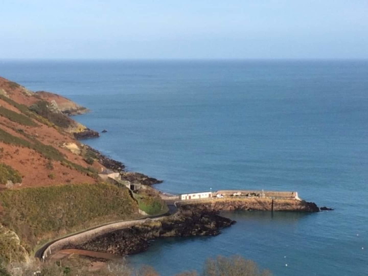 One Bedroom Flat In Rural Trinity Near Bouley Bay. - Guernsey