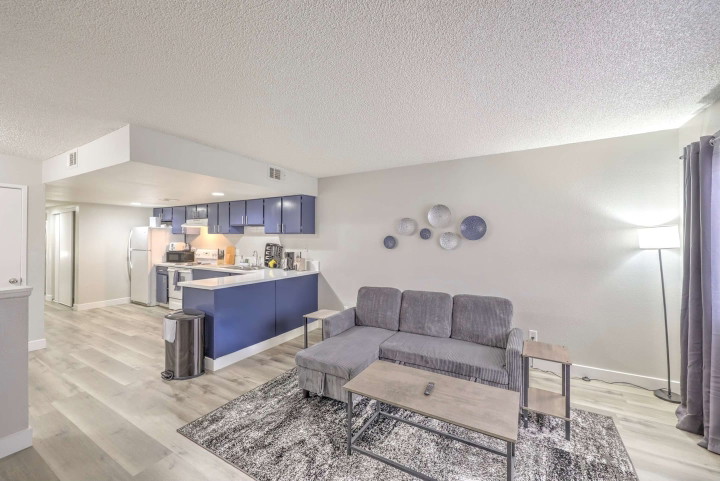 Radiant Vegas Retreat! Sleeps 6! - Las Vegas, NV