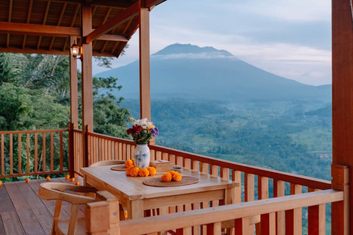 Wake Up Above The Clouds With Mount Agung Sunrise - Sidemen