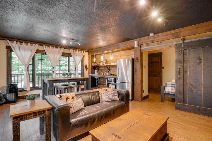 Loft 3 | Fireplace | Hot Tub | Sleeps 4 | Lake - Ottawa