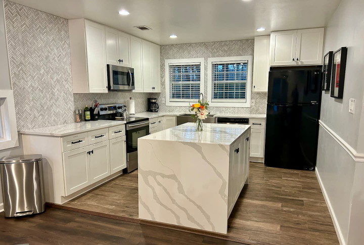 Sleeps 10! Brand New Kitchen & Main Bathroom! Highly Sought After 4bd,3ba. - Marietta, GA