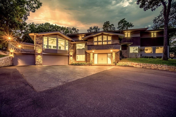Cerro Vista Estate/indoor Pool/hot Tub/game Room - Rockford, IL