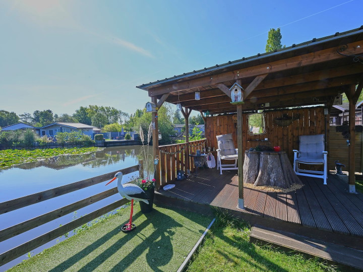 Cozy Vacation Cottage On The Water - Geel