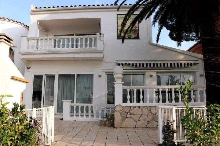 Villa Requesens On The Canal - Empuriabrava