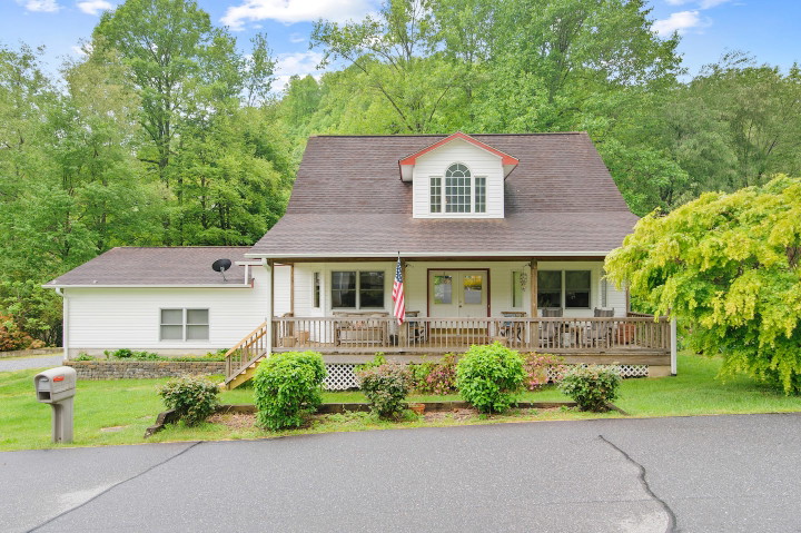 Mountain Creek Luxury Home - Maggie Valley, NC