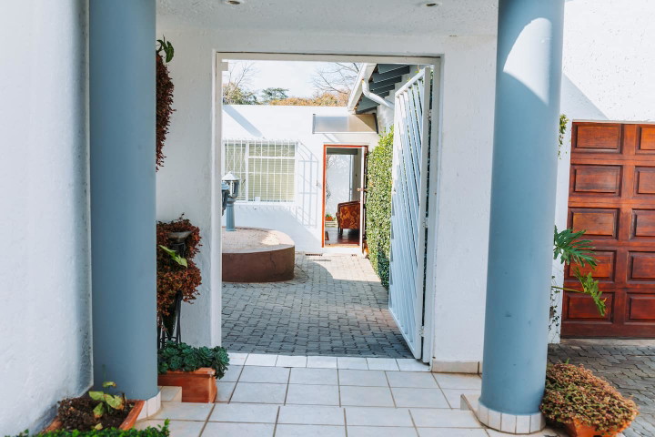 Beautiful Flat In Sandton With Solar Power Backup - Randburg