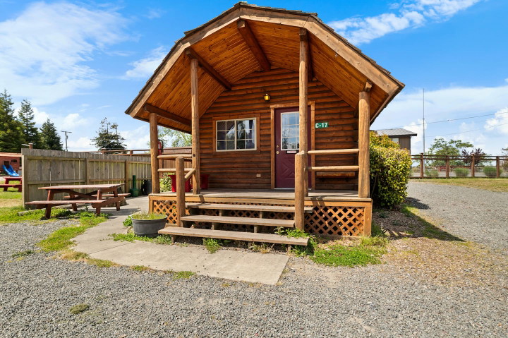 C-17: Deluxe Family Log Cabin - Arcata, CA