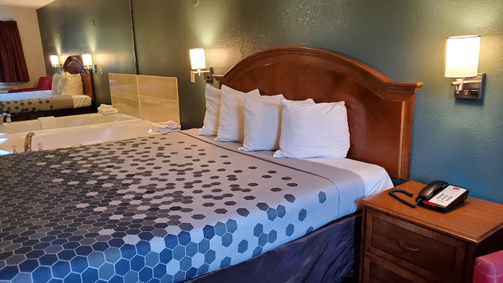 Quiet And Cozy Jetted Whirlpool Room For 2 - Smithfield, VA