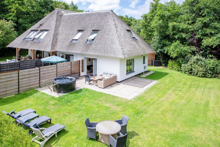 Holiday Home With Jacuzzi And 3 B&b Rooms - De Koog