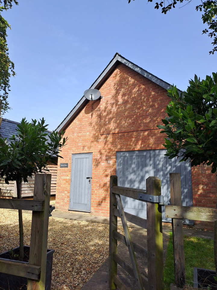 Stone Barn Cottage, Farnham, Up To 8 Adults - Alton