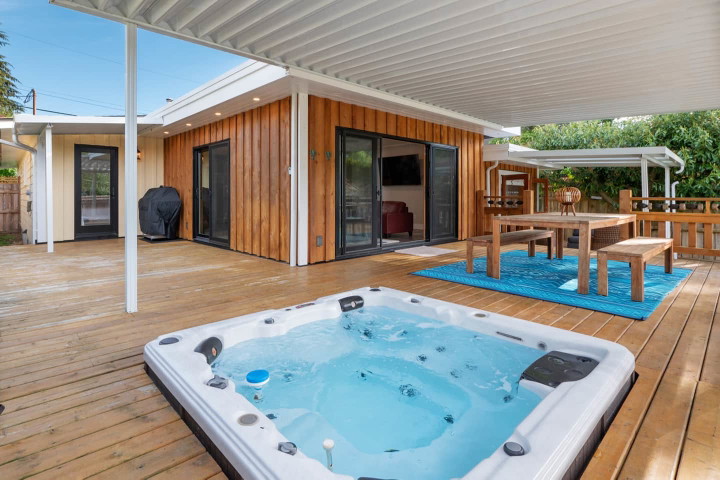 Tranquil Gibsons Hot Tub Home Steps To Beach - Vancouver Island