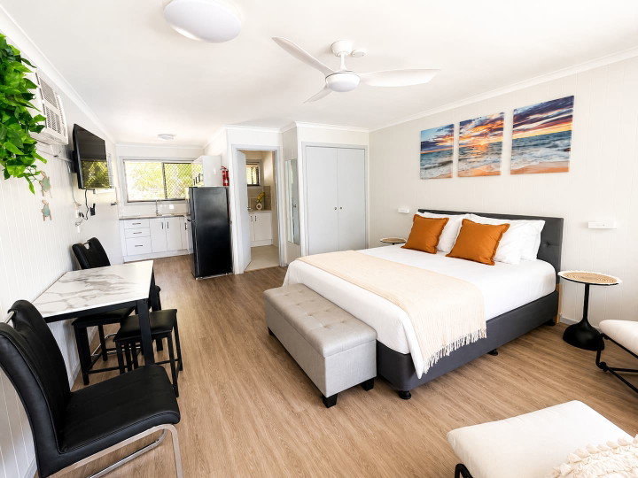 Private Boutique Lakefront Cabin:the Hidden Cove - Hervey Bay