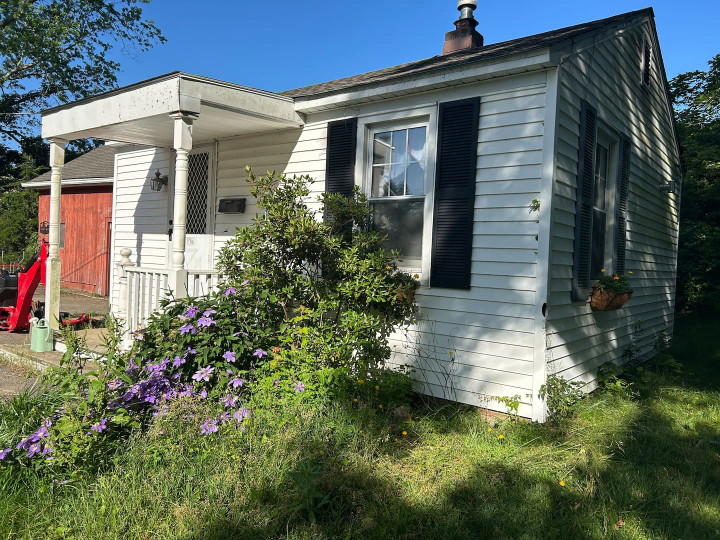 The Tiny Cottage & Mini Farm - Connecticut
