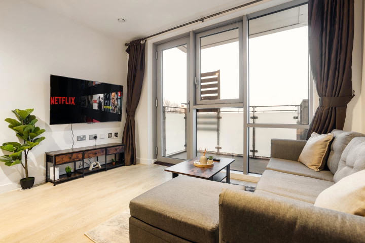 Stylish 2br Flat W/ Private Balcony + Parking - London, UK