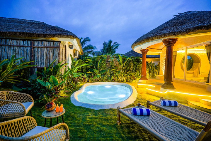 Villa-style Suite W/ Lawn & Plunge Pool - Mahabalipuram
