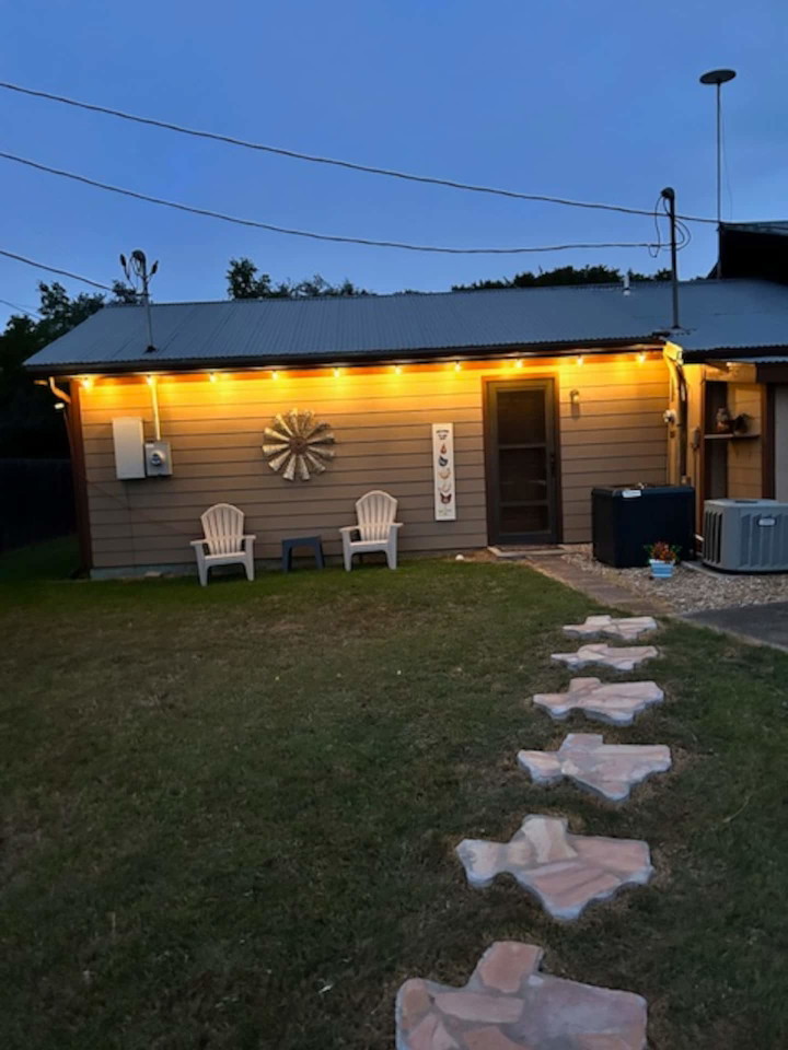 Hen House Cottage - San Marcos, TX