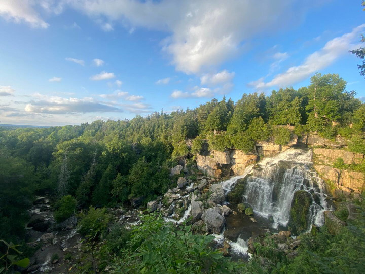 The Inglish Cottage: A Waterfall Getaway - Owen Sound