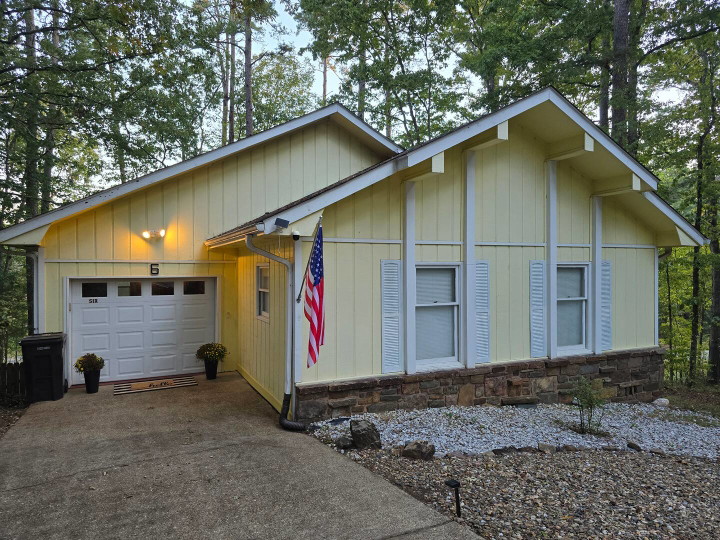 The Yellow Country Cottage | Cozy Wooded Retreat - Hot Springs Village, AR