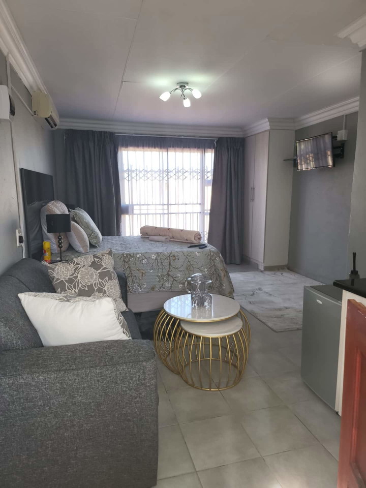 Luxurious Guesthouse With A Private Pool - Soshanguve