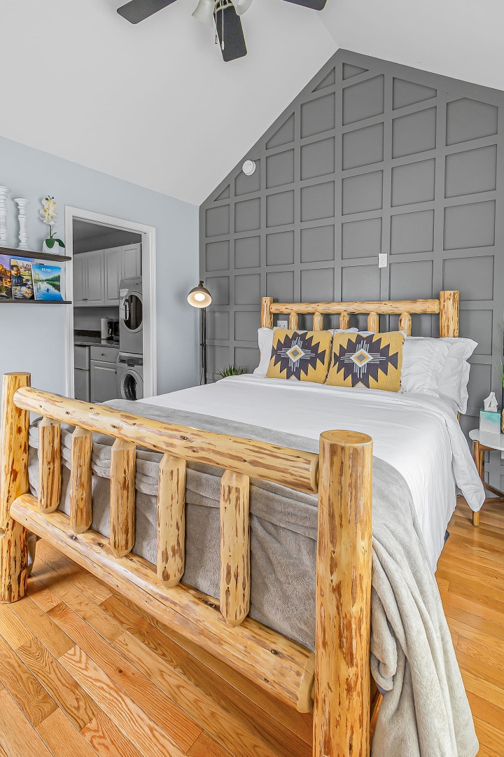 Cozy Queen, Private Bathroom And Entryway - Bend, OR