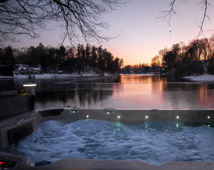Lakefront Cozy - Swimspa, Firepit, Ski 20 Min Away - Bristol, CT