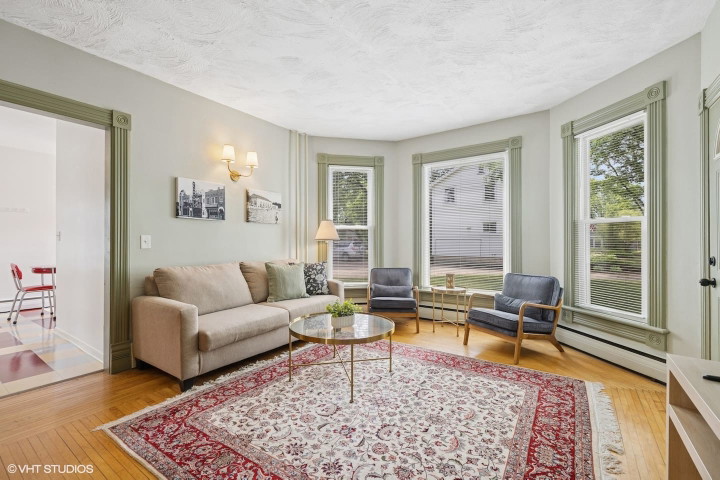 Downtown Vintage Retreat - Crystal Lake, IL