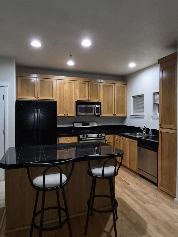 Spacious 2 Bedroom 2.5 Bath W/ Convenient Location - Beaverton, OR