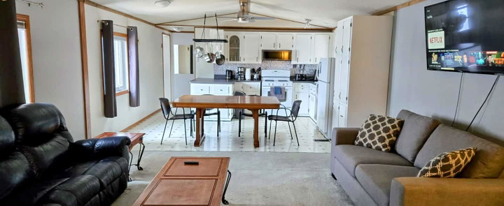 Entire Place Unit A Adults Only - Yellowknife