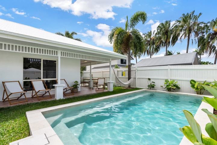 The Bird House: Poolside Haven A Stroll From Beach - Cairns