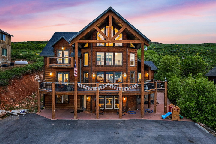 Sleeps 34, Hot Tub, Sauna, Games, Tennis, Pool + - Garden City, UT