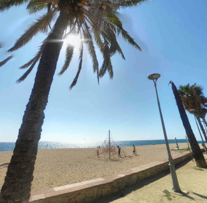 Beachfront Apartment Direct Beach Access & Center - Canet de Mar