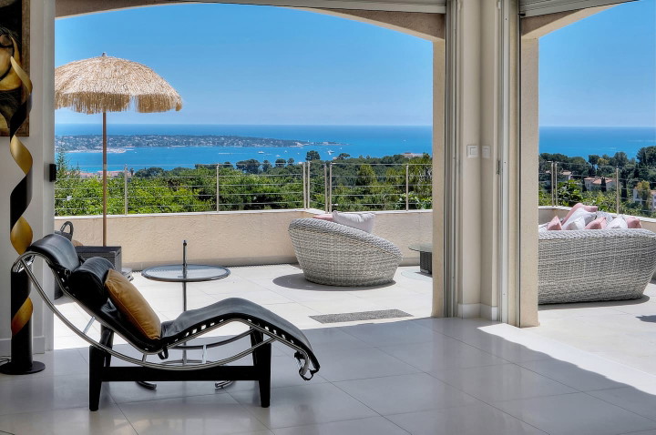 Villa With Panoramic Views Of The Cap D'antibes Pool, Set Amid Lush Greenery. - Vallauris