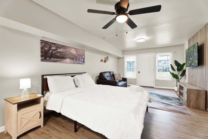 Bright Studio Retreat| Easy M-59 Access - Sterling Heights, MI