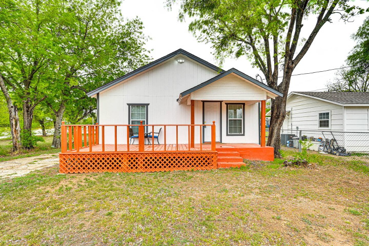 1 Mi To Dtwn: Family Home W/ Porch In Brownwood - Brownwood, TX
