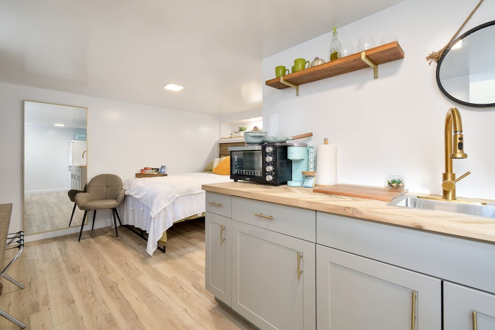 Beautiful Down Town Studio Apartment - Cape Breton Island