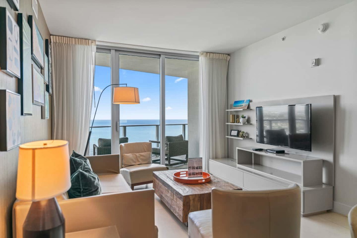 Luxe 2br Retreat  Stunning Skyline & Ocean View - Hollywood, FL