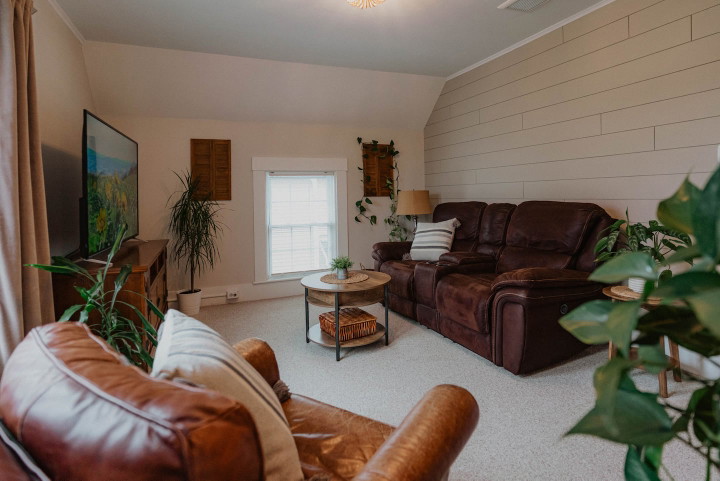 Lovely 2nd Floor Apartment - Greenfield, MA