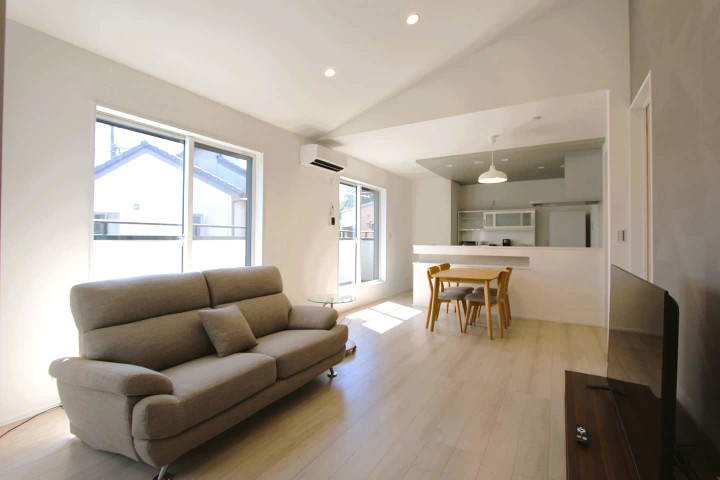 New 2-story Home, Free Parking, 2 Min To Station! - Chiba