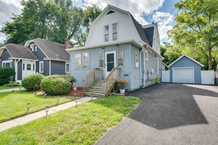 1 Mi To Dtwn Elgin: Dutch Colonial W/ Lovely Patio - Elgin, IL