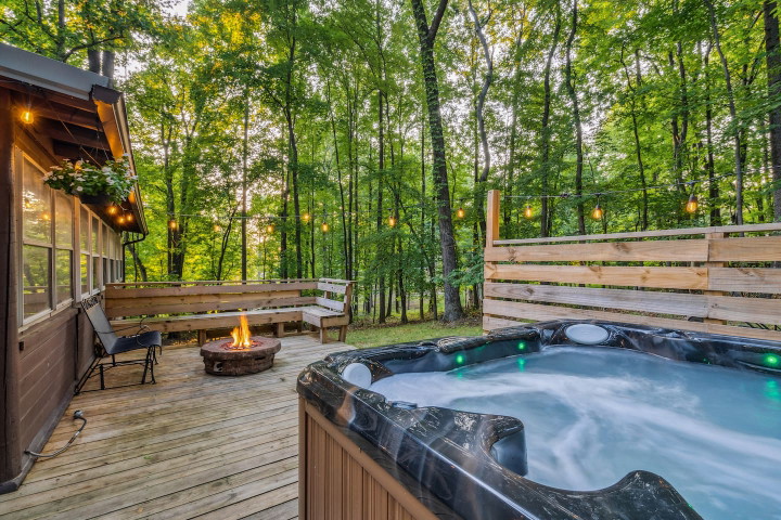 Cozy Bear-themed Mountain Cabin In Harpers Ferry With Relaxing Jacuzzi Hot Tub - West Virginia