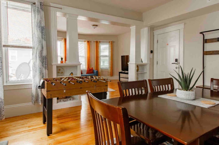Large 3br Apt W/ Enclosed Front Porch Close To Polar Park, Palladium, Wpi, Dcu - Worcester, MA