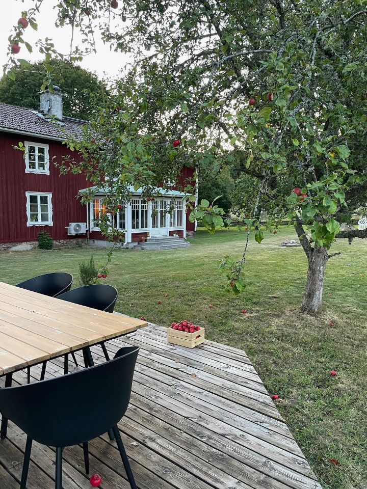 Lantligt Hus Med Sjöutsikt - Sweden