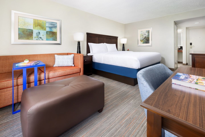 Naples Getaway | Great Location, Pool & Breakfast - Naples, FL