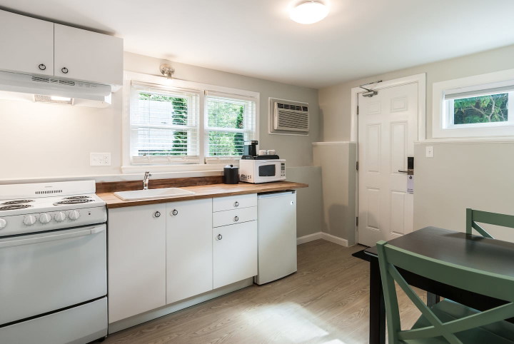 Kittery Inn & Suites - Studio Suite W/ Queen Bed - Portsmouth, NH