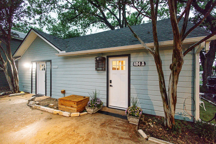 Bridge Street Bungalow - Granbury, TX
