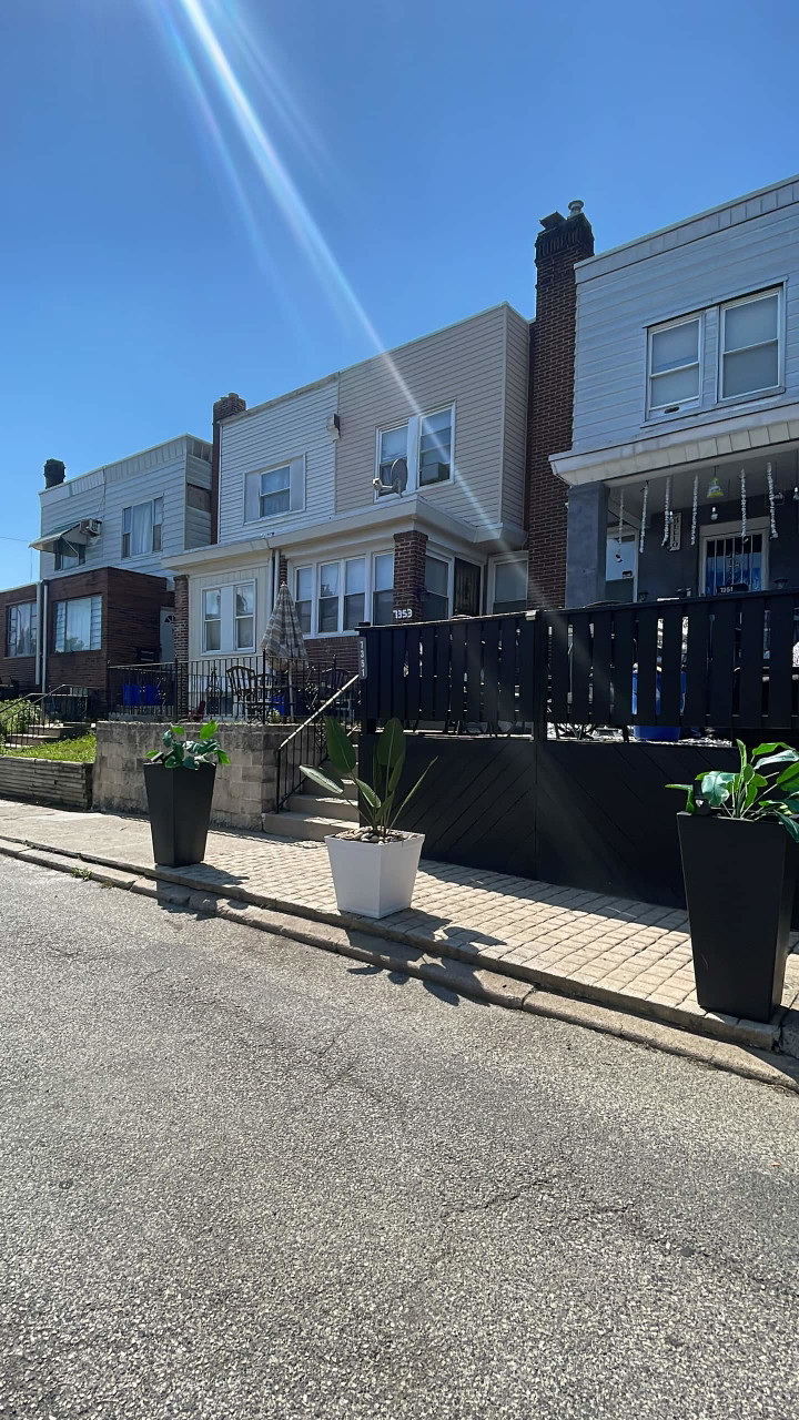 Spacious 3br Stay Near Phl W/ Patio & Parking - Chester, PA